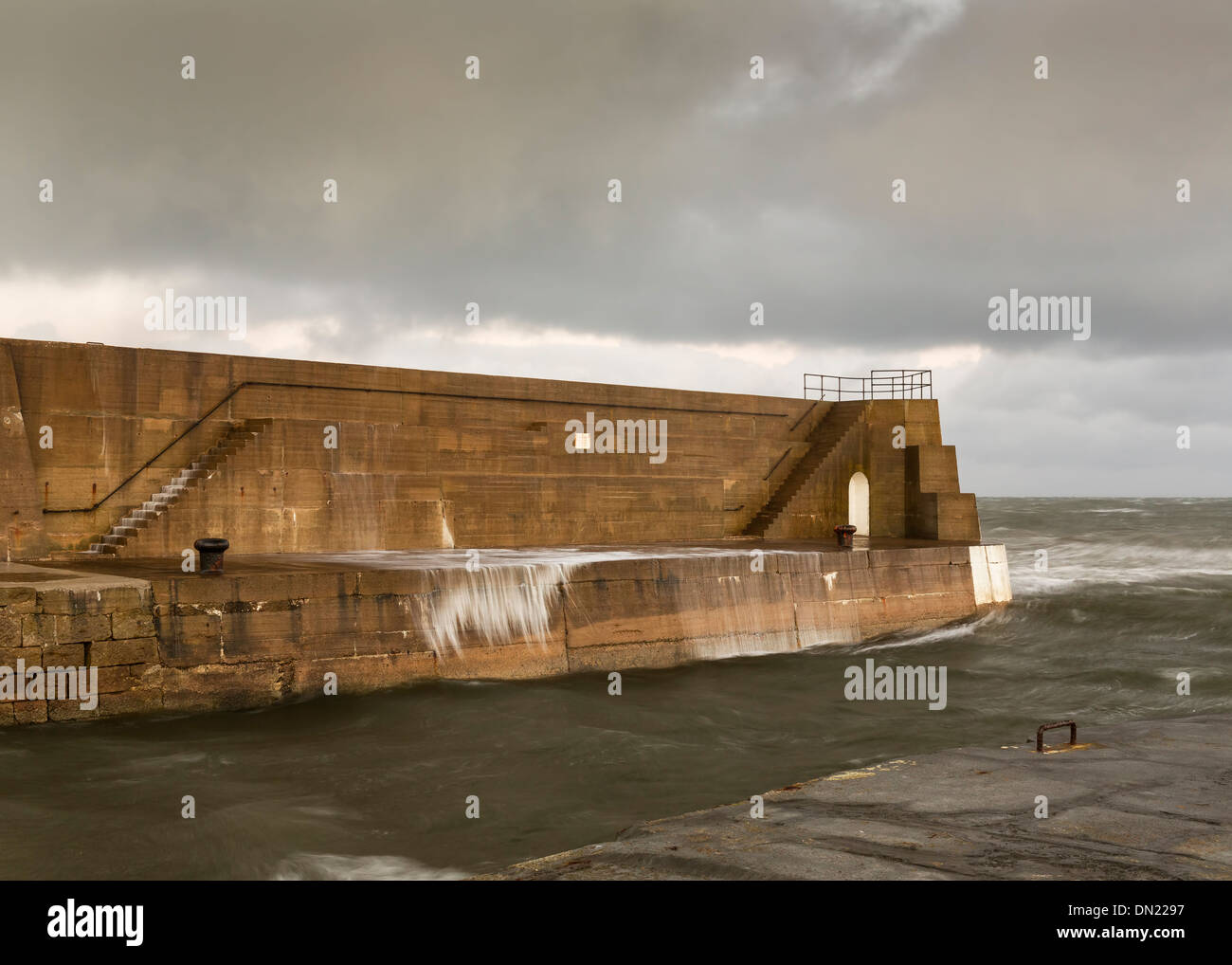 Waves harbour storm hi-res stock photography and images - Alamy