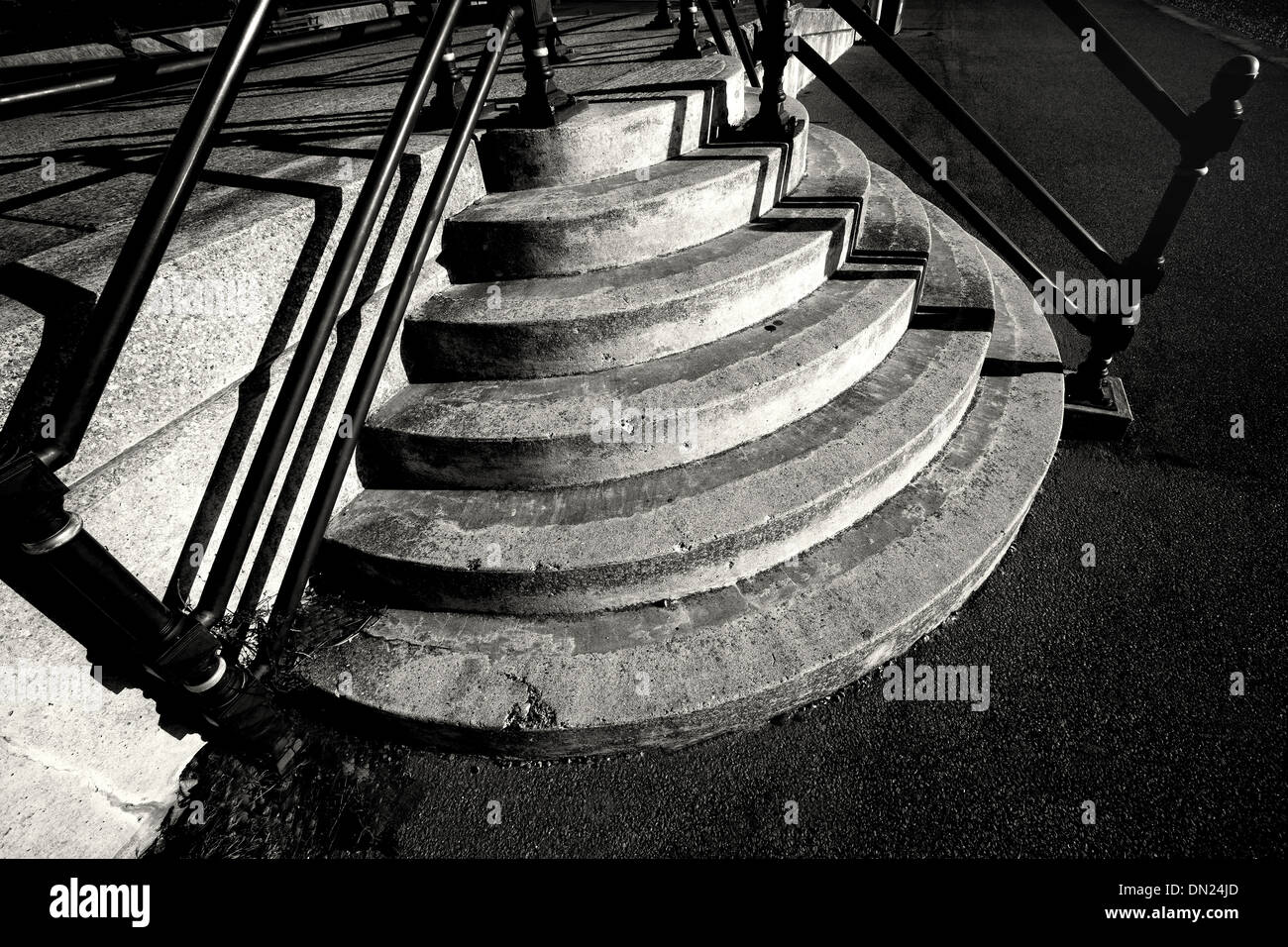 Semi circular steps hi-res stock photography and images - Alamy