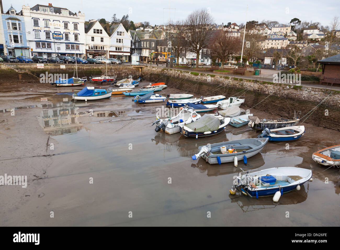 Boats in mud in harbour hi-res stock photography and images - Alamy