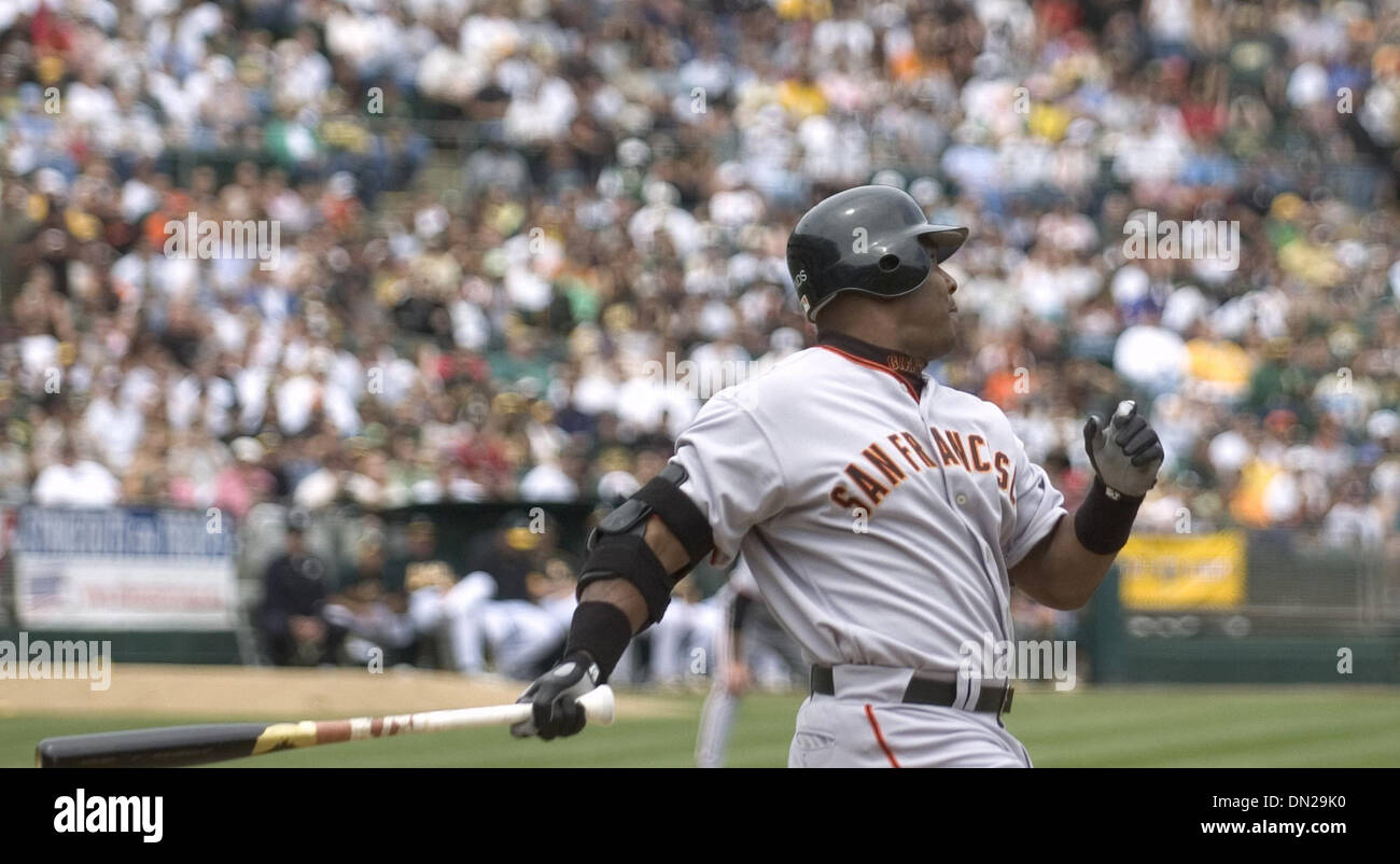 May 20, 2006; Oakland, CA, USA; MLB BASEBALL: Giants slugger BARRY ...