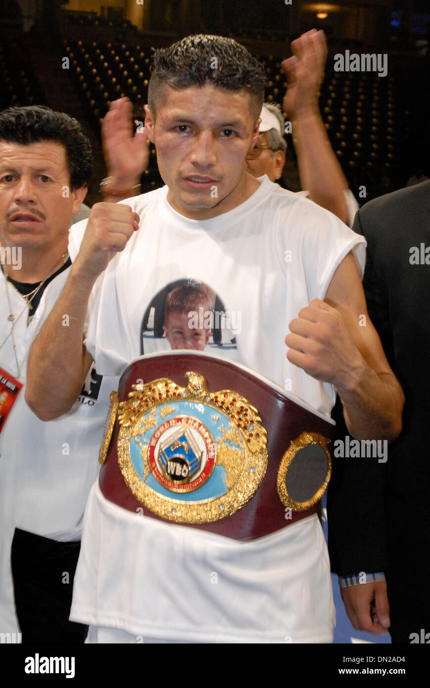 May 27, 2006; Carson, CA, USA; JHONNY GONZALEZ defeated Fernando ...