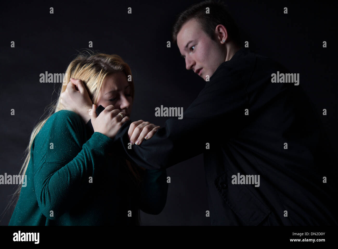 Young male grabbing young womans hair in a fight Stock Photo - Alamy