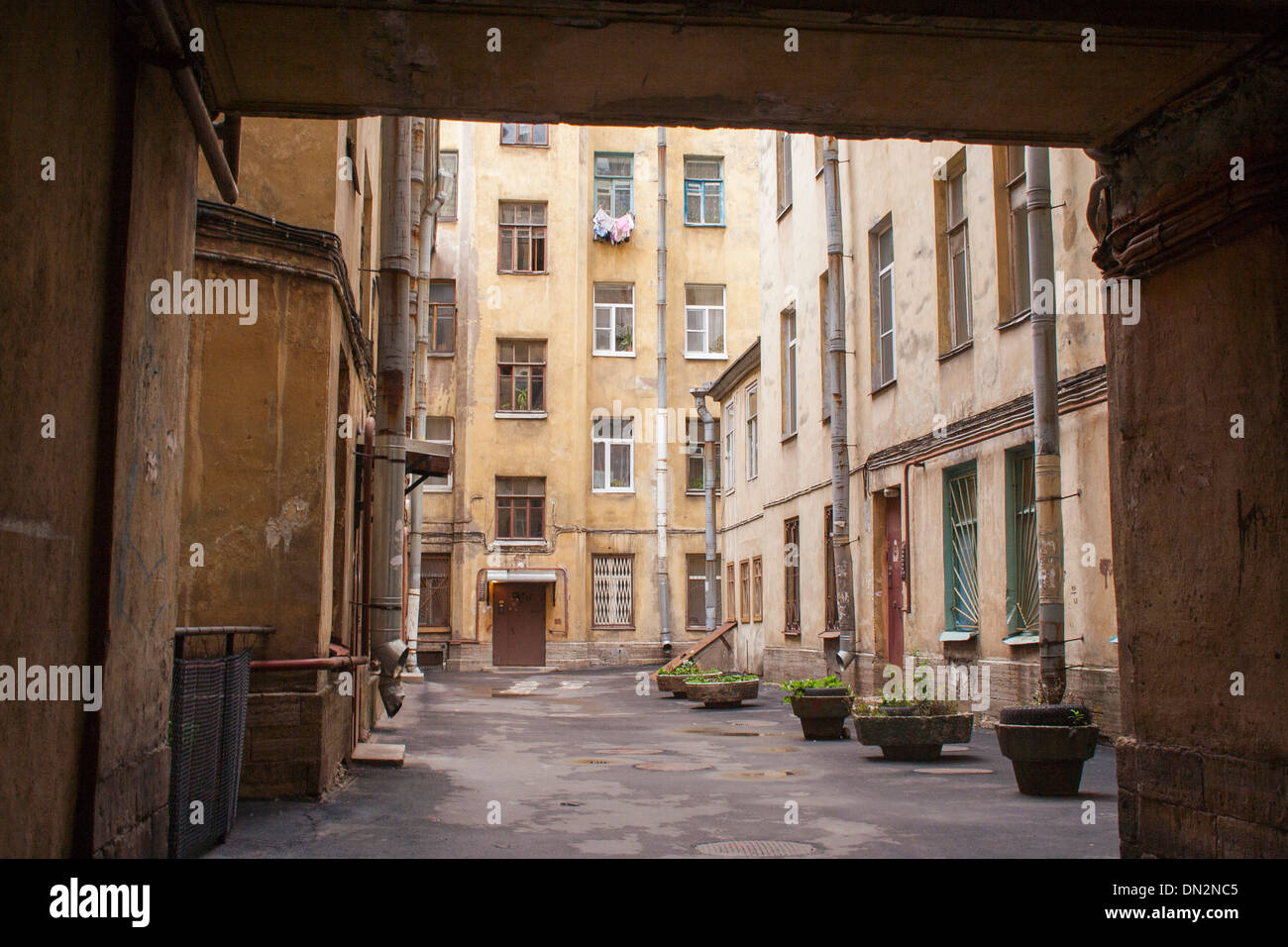 Tenement courtyard in the city center, St Petersburg, Russia Stock ...