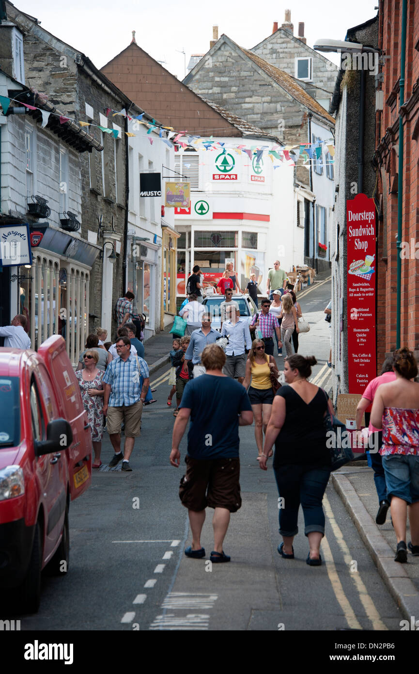 Crowded busy streets Padstow Cornwall Stock Photo - Alamy