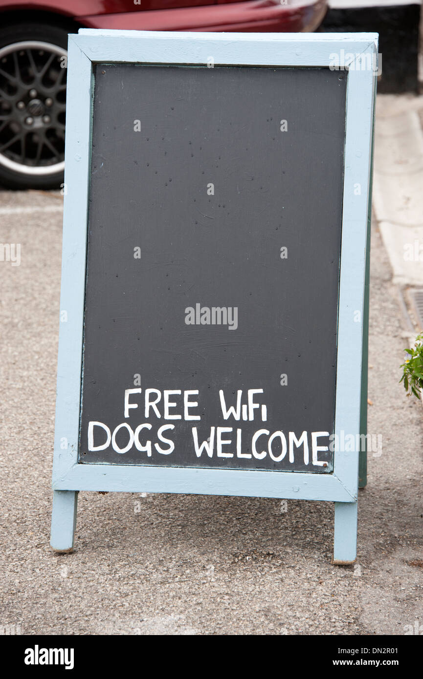 Free wifi here sign hi-res stock photography and images - Alamy