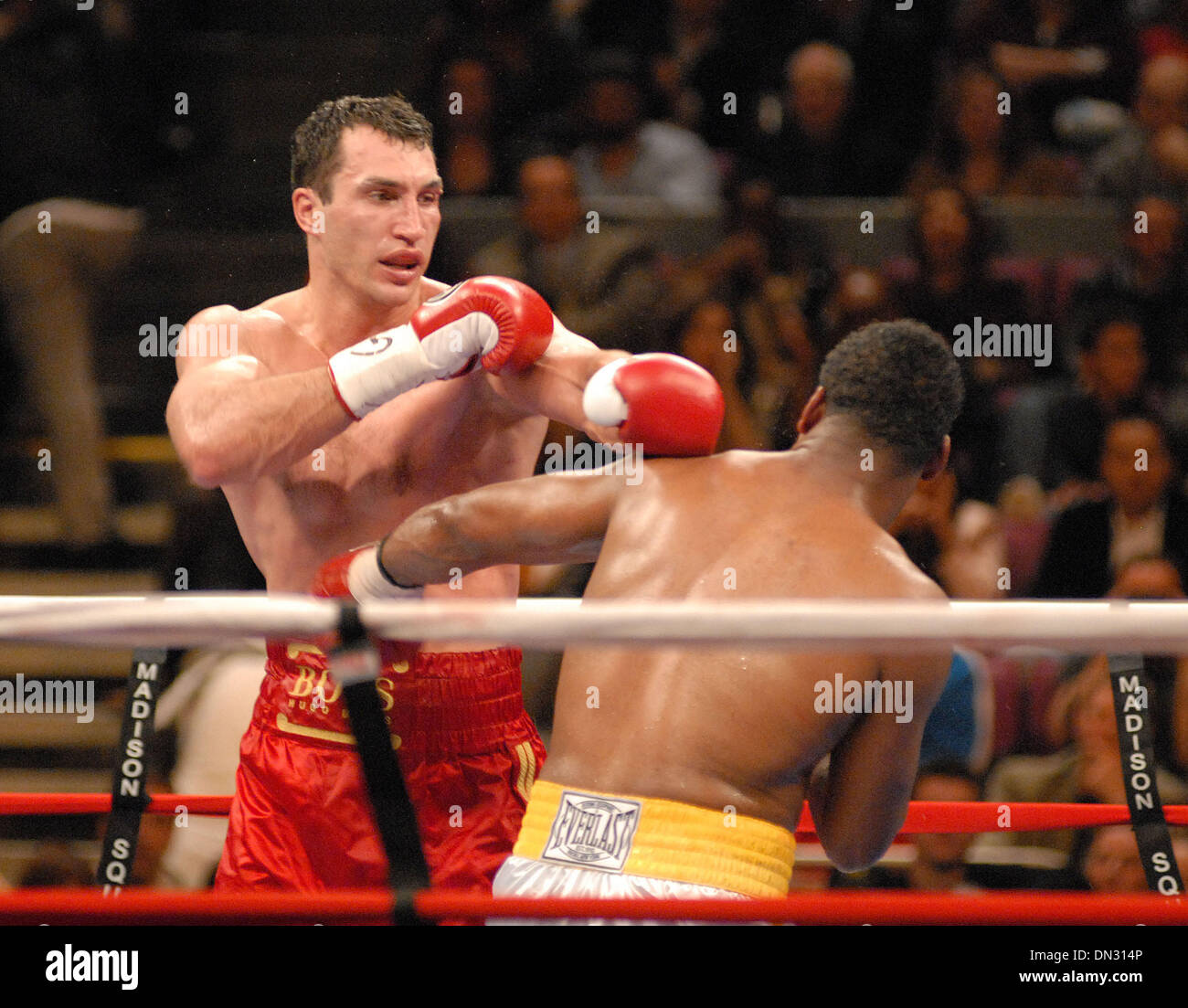 Nov 11, 2006; New York, NY, USA; WLADIMIR KLITSCHKO vs CALVIN BROCK ...