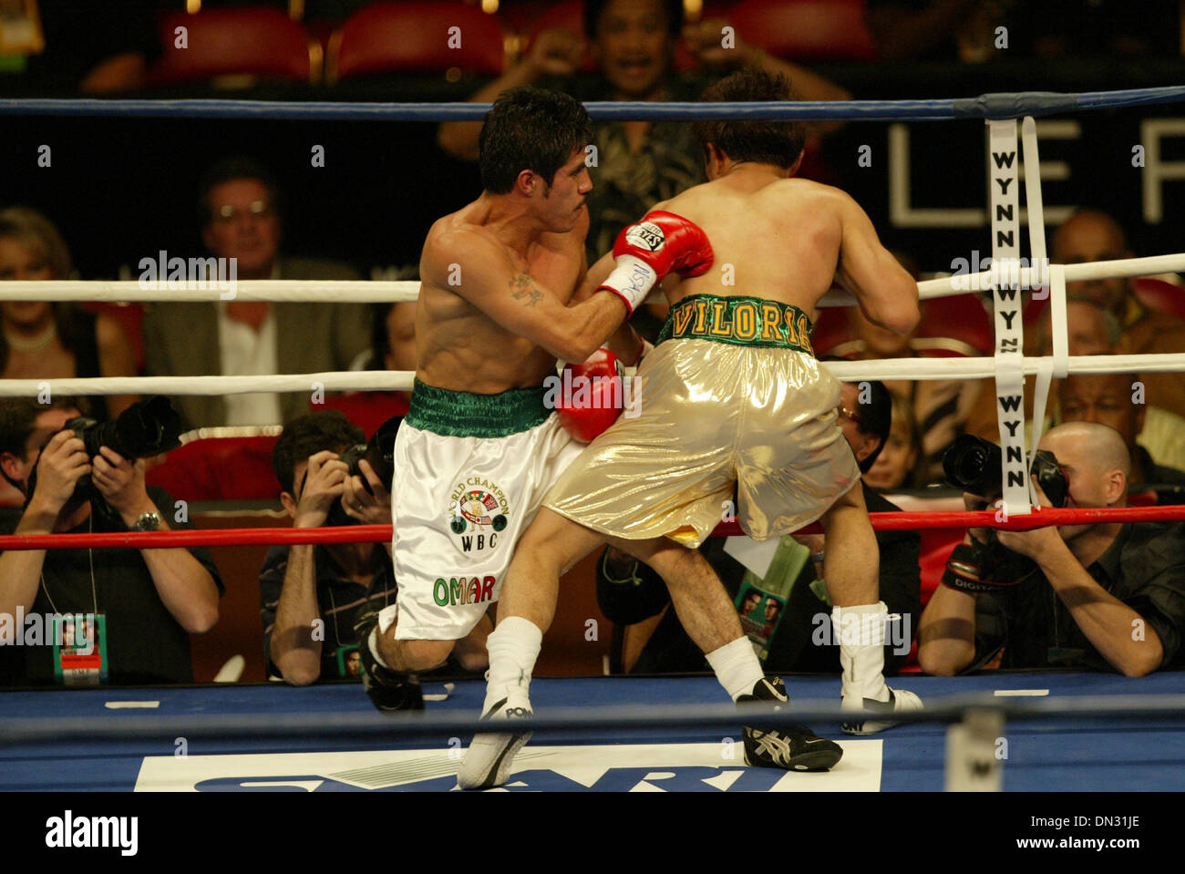 Nov 18, 2006; Las Vegas, NV, USA; Champion OMAR NINO (white trunks ...