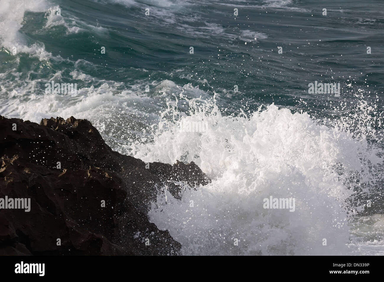 Crashing wave and clear sky hi-res stock photography and images - Alamy