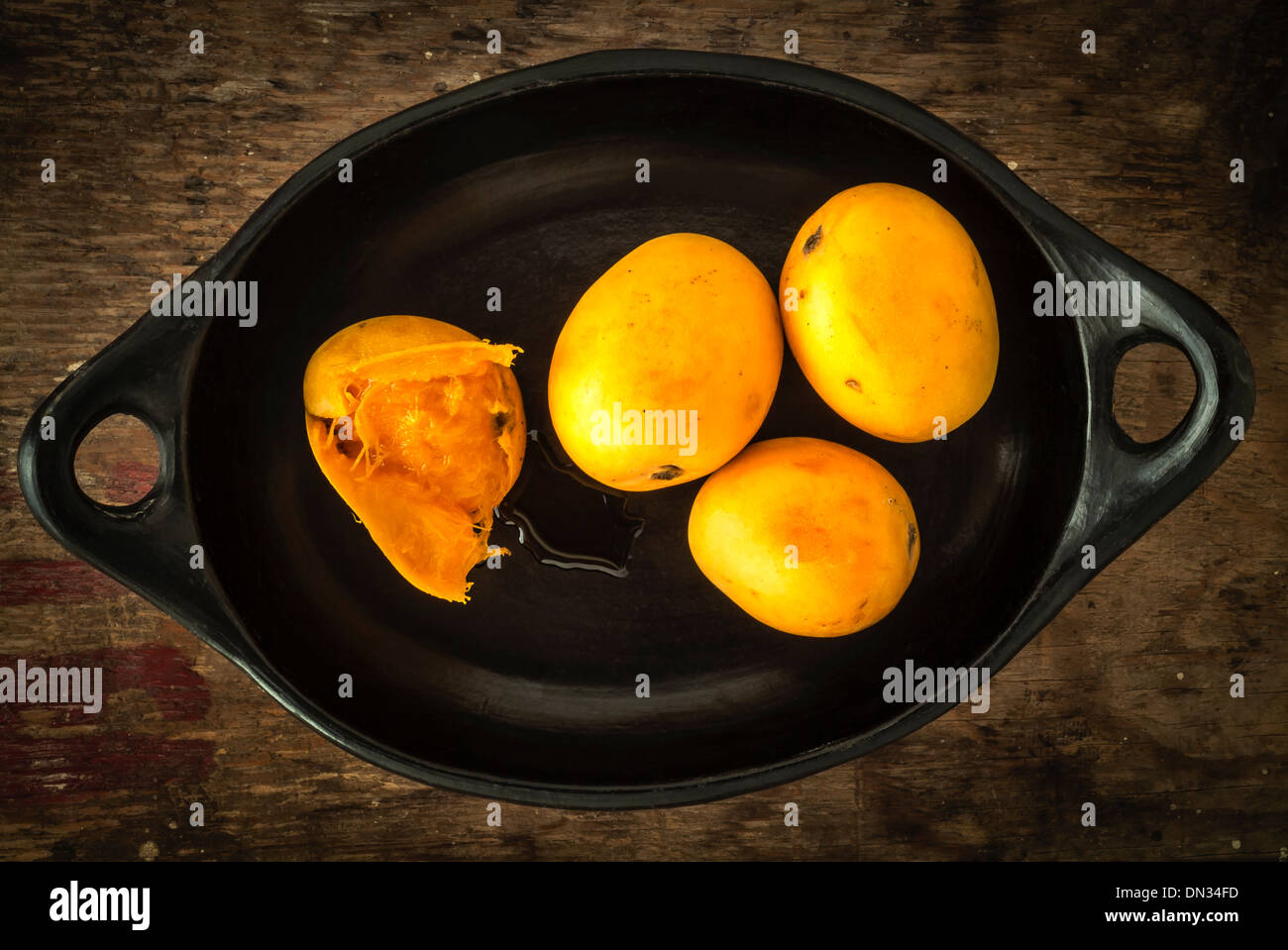 Table of mangoes hi-res stock photography and images - Alamy