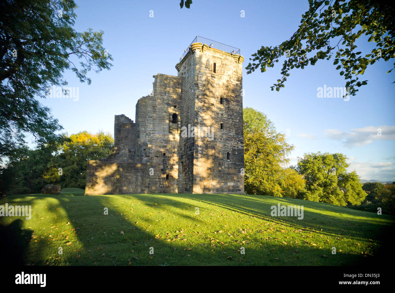 crookston castle glasgow Stock Photo - Alamy
