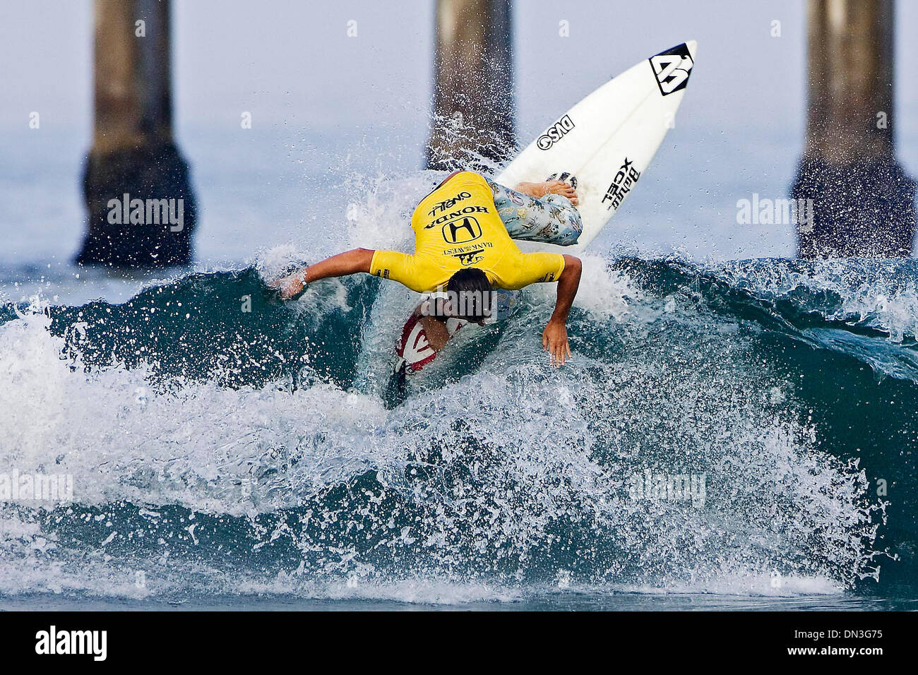 Hawaiians surfing hi-res stock photography and images - Alamy