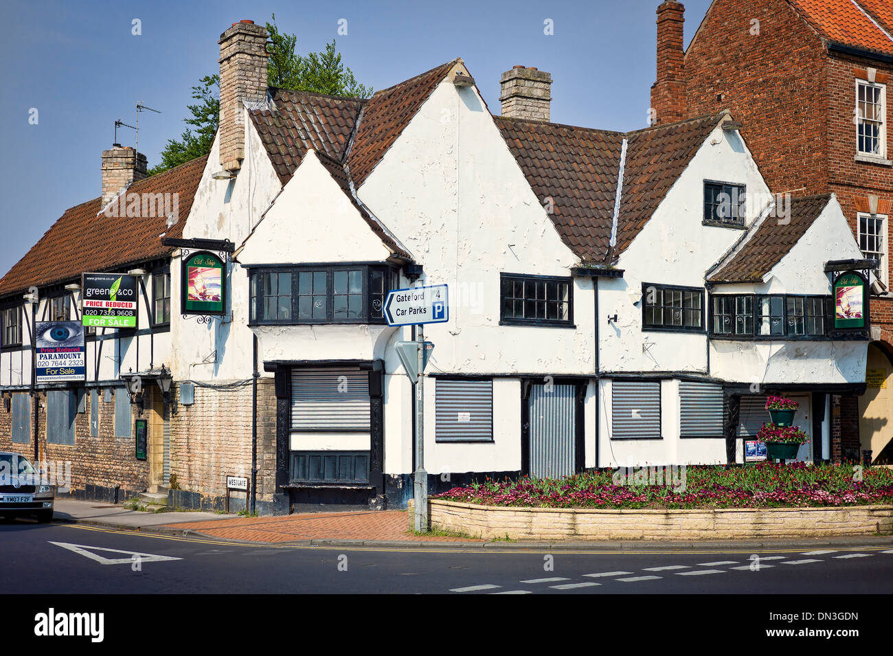 The Old Ship Inn in Worksop closed and FOR SALE Stock Photo - Alamy