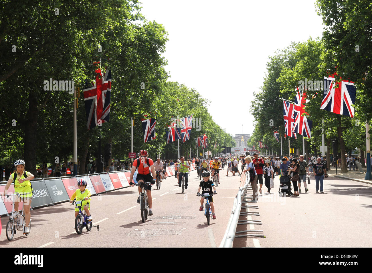 The Prudential RideLondon FreeCycle in the Mall, in front of Buckingham ...