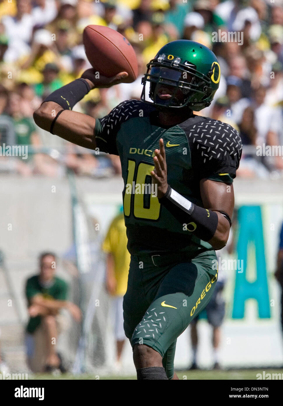 Sep 02, 2006; Eugene, OR, USA; University of Oregon quarterback DENNIS ...