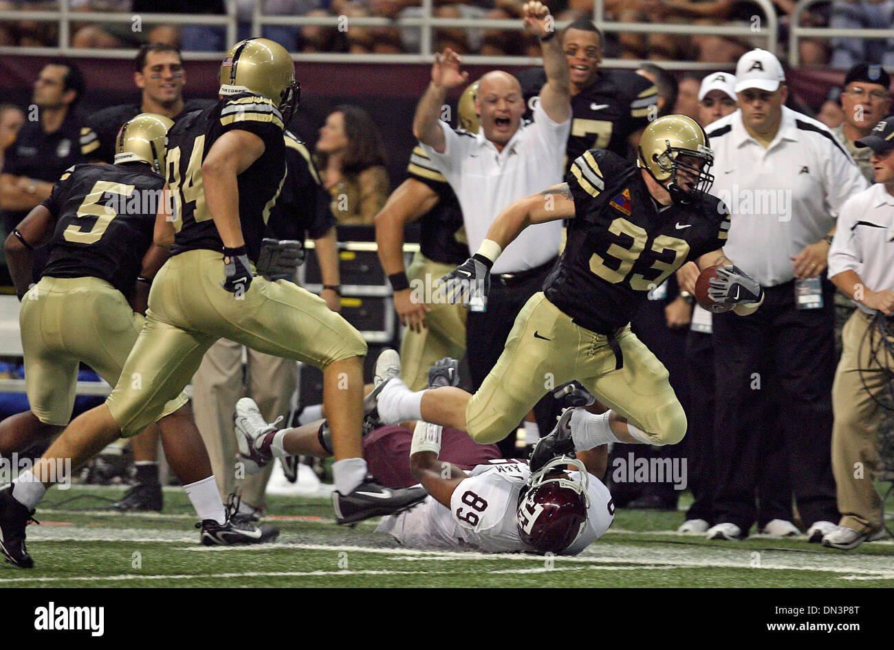 Sep 16, 2006; San Antonio, TX, USA; Army's Mike Viti rolls over the ...