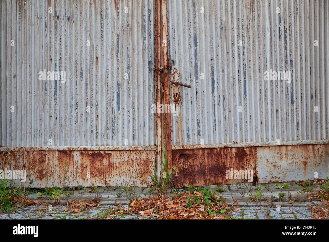 Rusty gate hi-res stock photography and images - Alamy