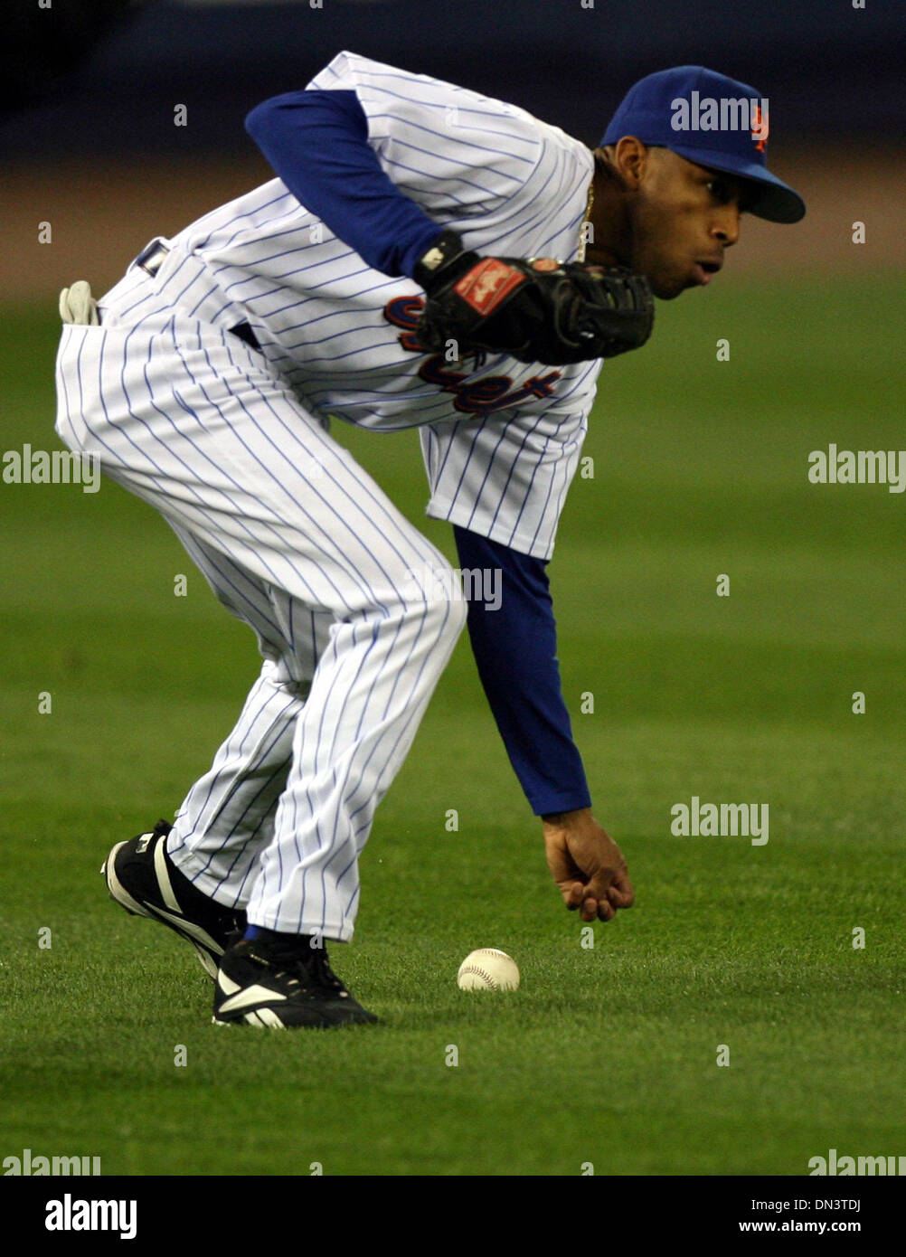 Oct 19, 2006; New York, NY, USA; MLB: NY Met ENDY CHAVEZ goes after a ...