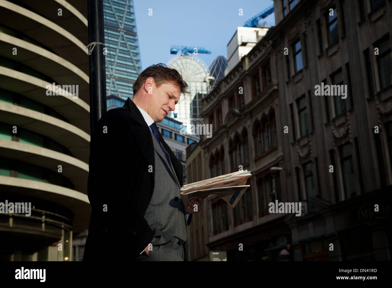 Reading financial times newspaper hi-res stock photography and images ...