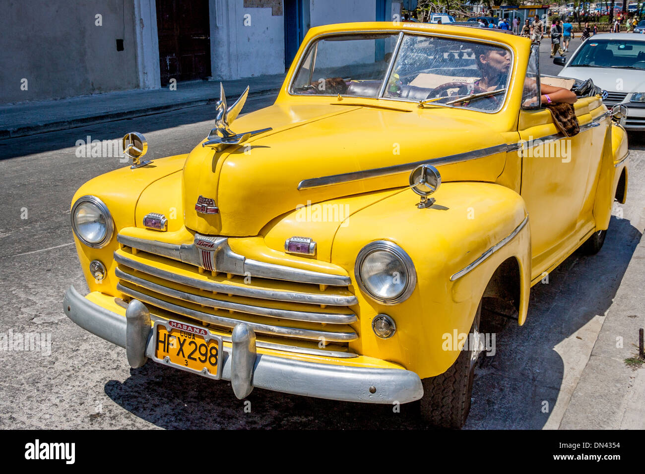 Yellow car auto classic american havana hi-res stock photography and ...