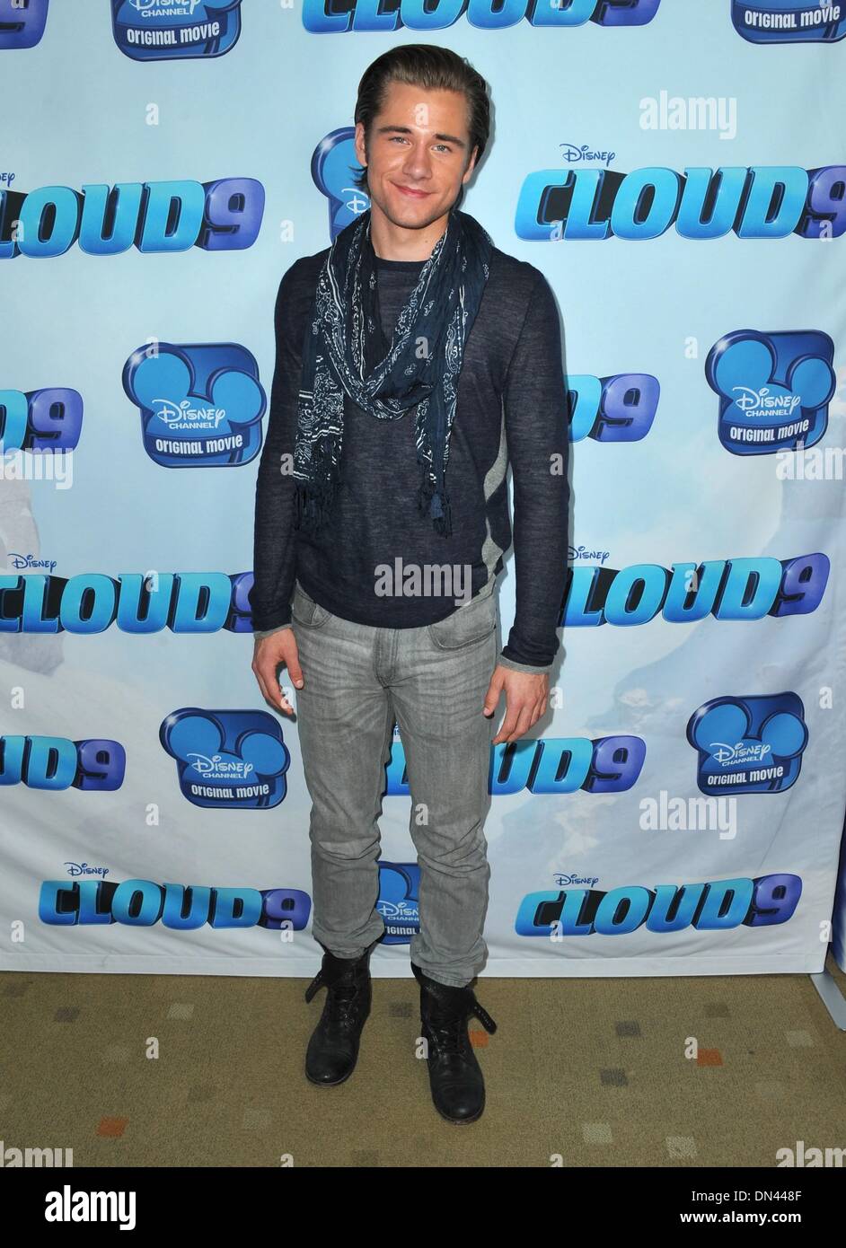 Los Angeles, CA, USA. 18th Dec, 2013. Luke Benward at arrivals for CLOUD 9 Premiere, Burbank ...