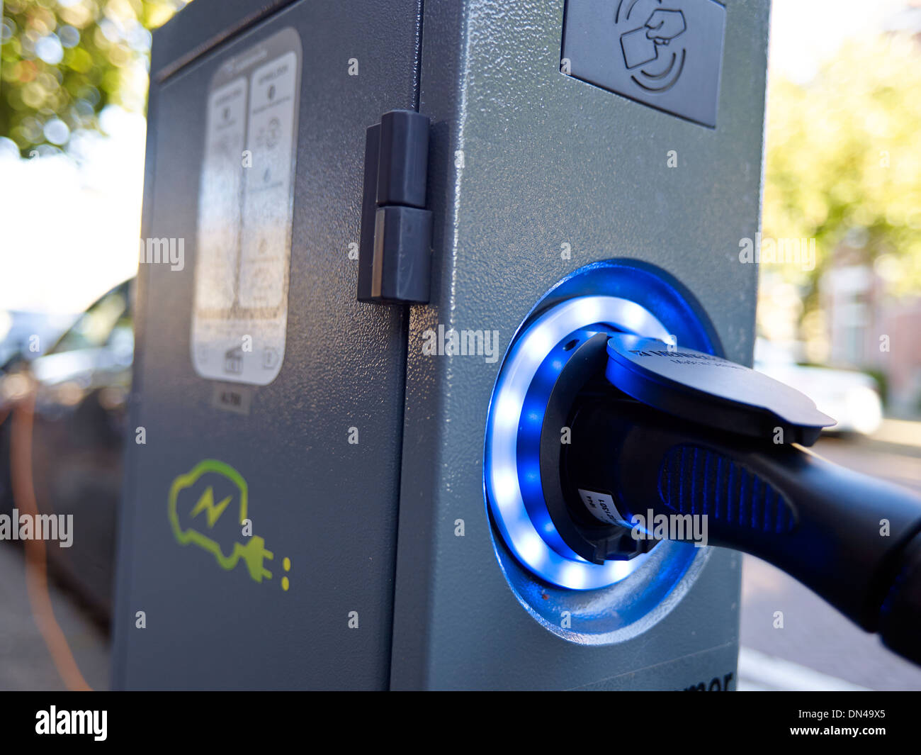 Electric car charging point hi-res stock photography and images - Alamy