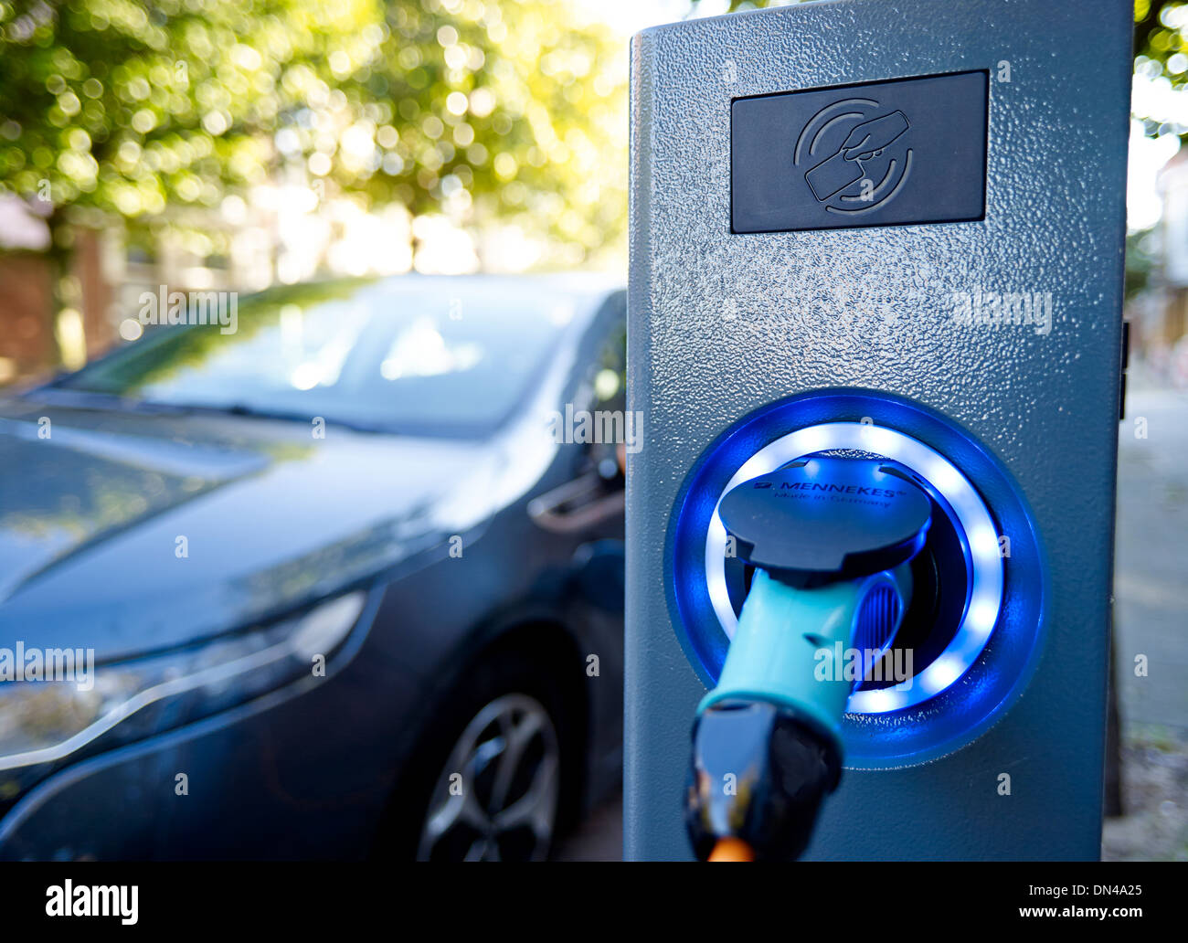 Electric car charging point on the street Stock Photo - Alamy