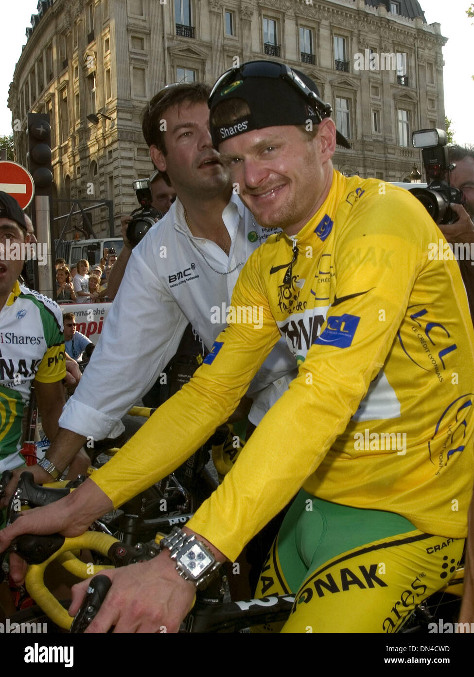 Jul 23, 2006; Paris, FRANCE; FLOYD LANDIS portrait near Arc de Triomphe ...
