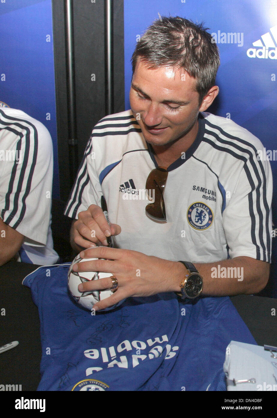 Chelsea team photo 2006 hi-res stock photography and images - Alamy