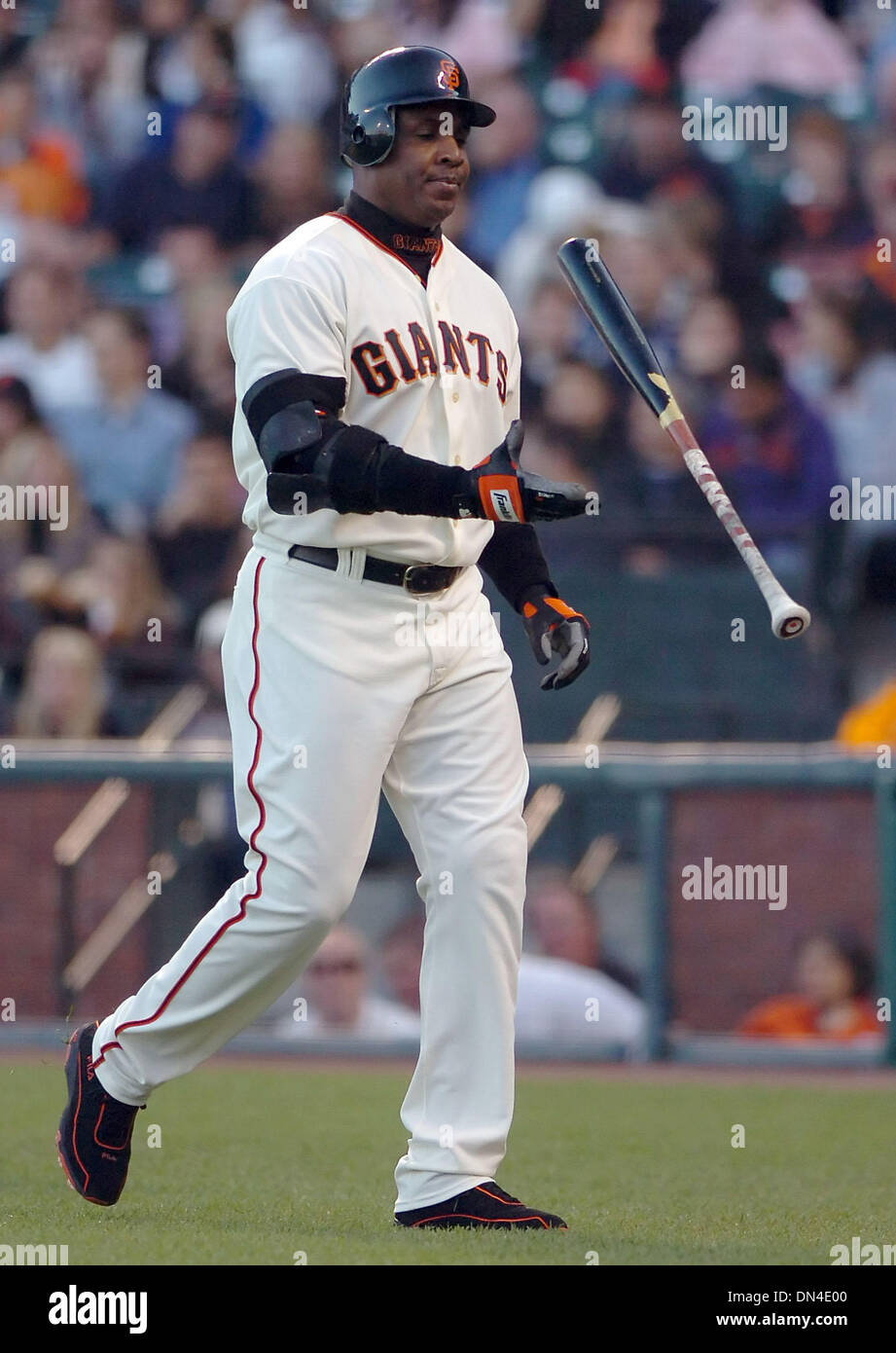Barry bonds bat giants hi-res stock photography and images - Alamy