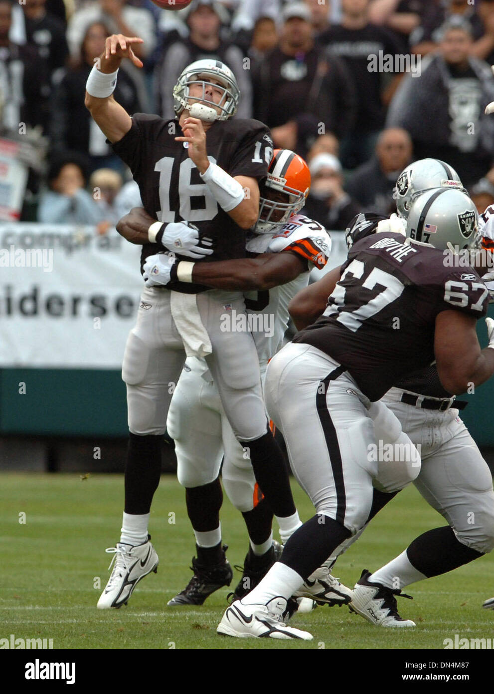 Oct 01, 2006; OAKLAND, CA, USA; NFL Football: The Oakland Raiders ...