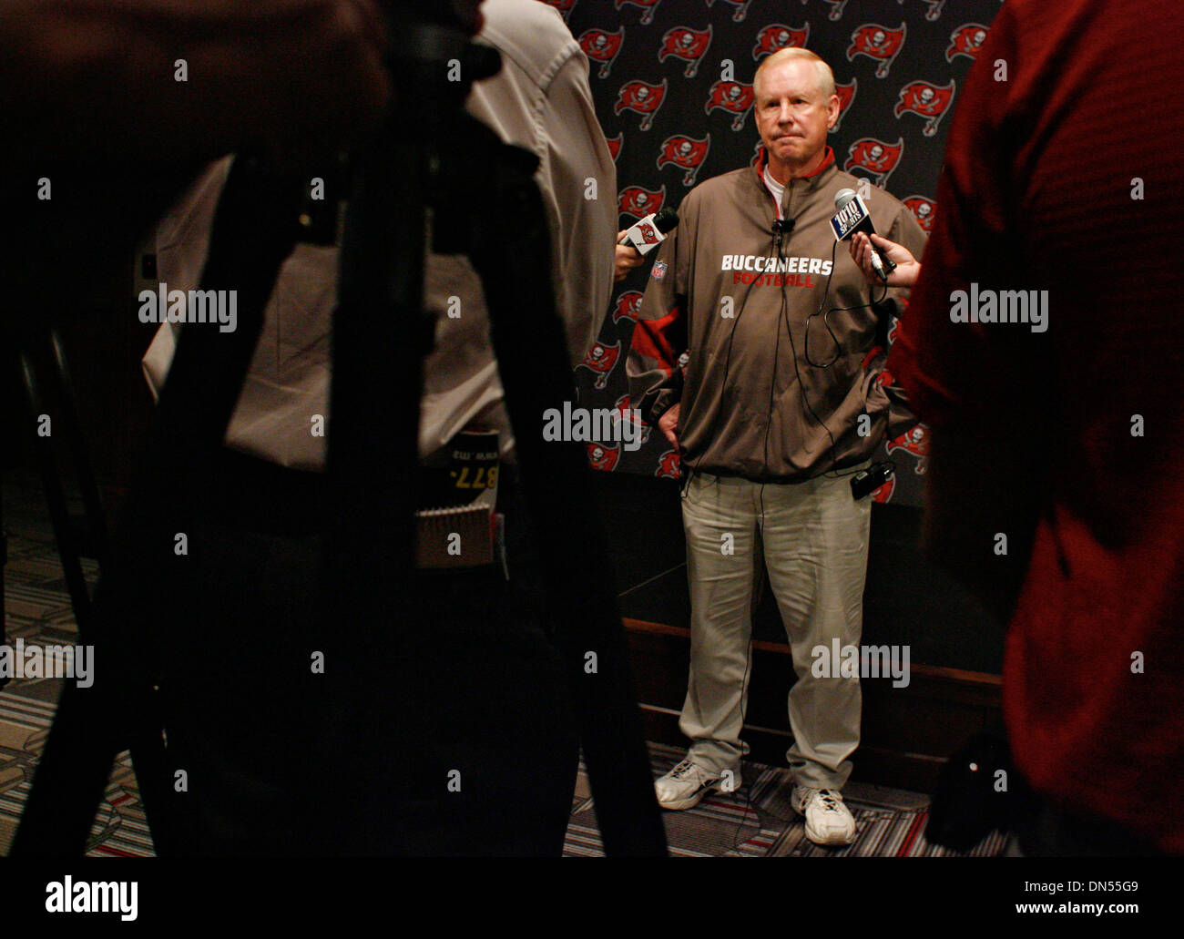 TP 301893 WALL BUCS 4.DANIEL WALLACE | Times.(02/18/2009 Tampa) New ...