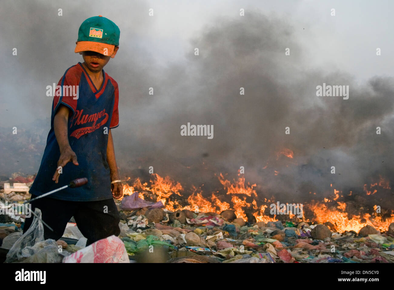 Phnom penh garbage dump workers hi-res stock photography and images - Alamy
