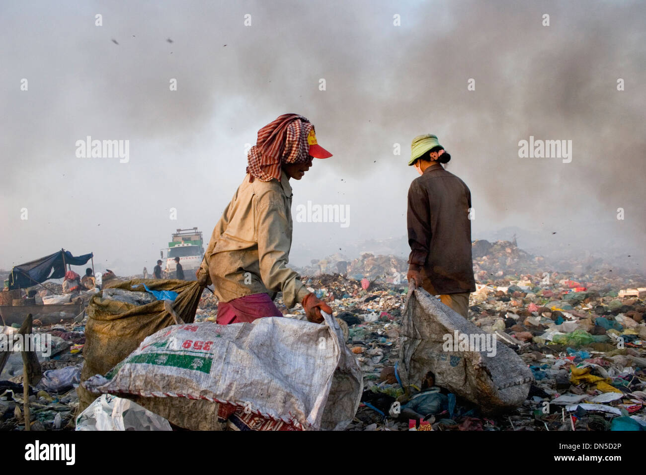 Asia recycling asia poverty human scavenger human scavengers hi-res ...