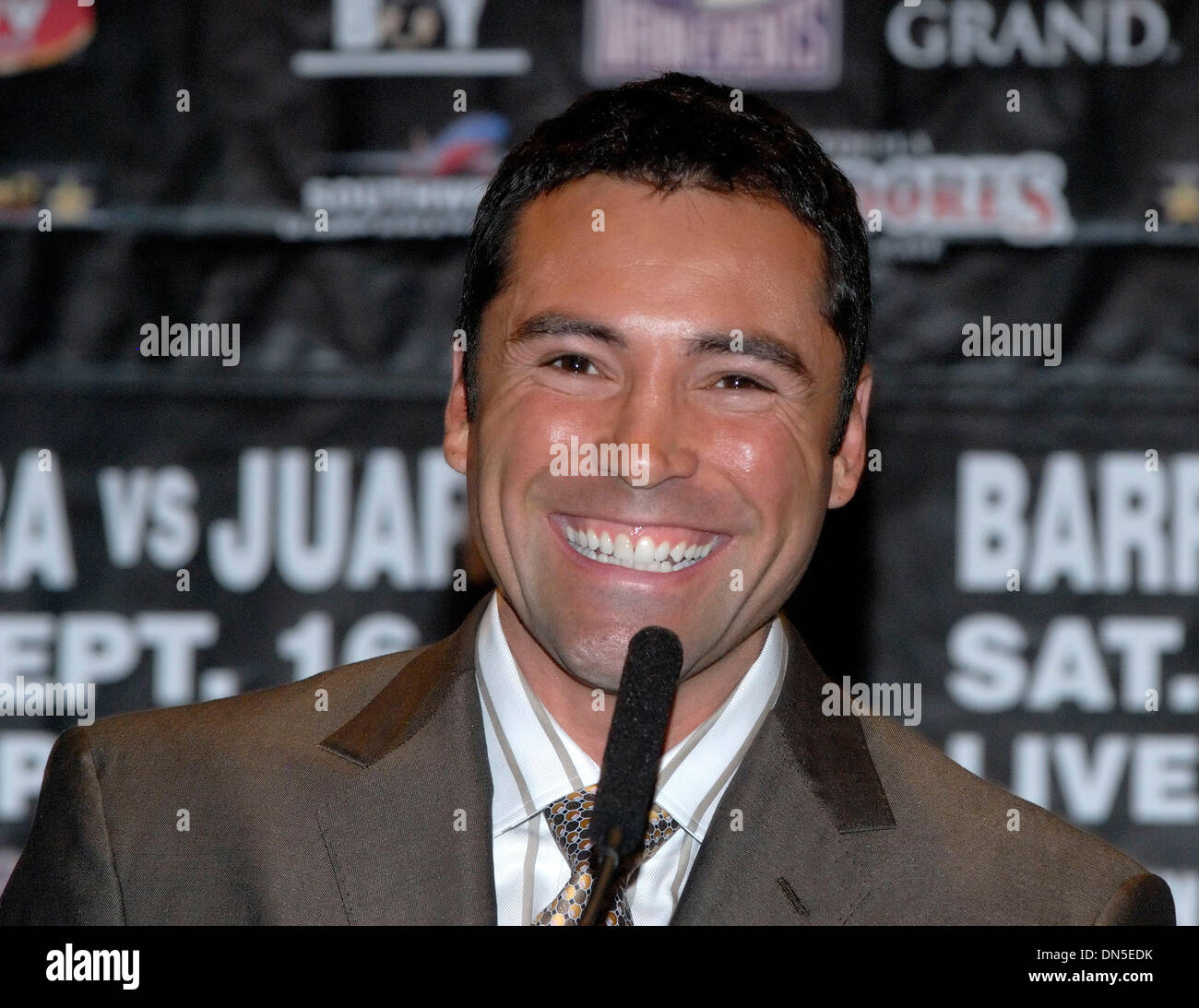 Sep 14, 2006; Las Vegas, NV, USA; Boxer/Promoter OSCAR DE LA HOYA ...