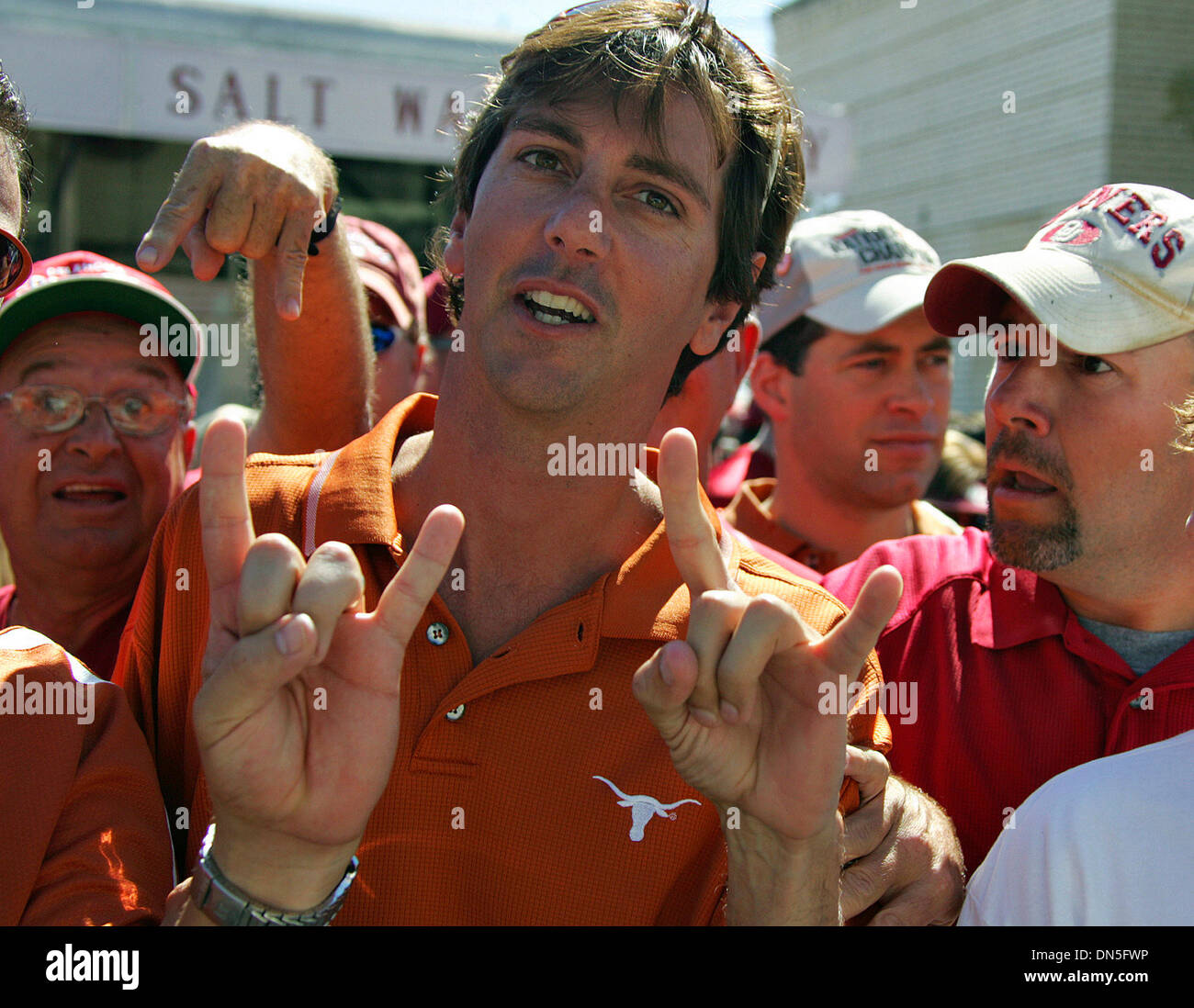 Hook em sign hi-res stock photography and images - Alamy