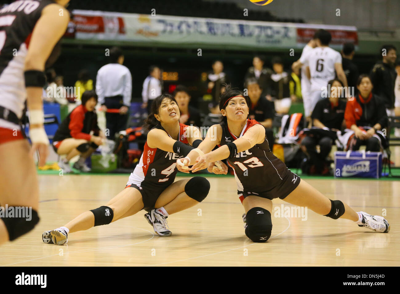Tokyo Metropolitan Gymnasium, Tokyo, Japan. 13th Dec, 2013. (L to R) Akiko Uchida, Kana Ono (Red ...