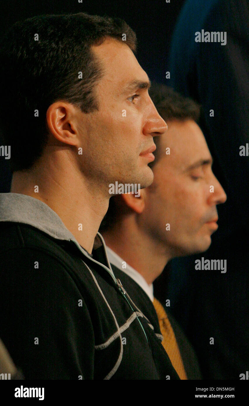 Nov 08, 2006; New York, NY, USA; (Foreground) IBF/IBO Heavyweight World ...