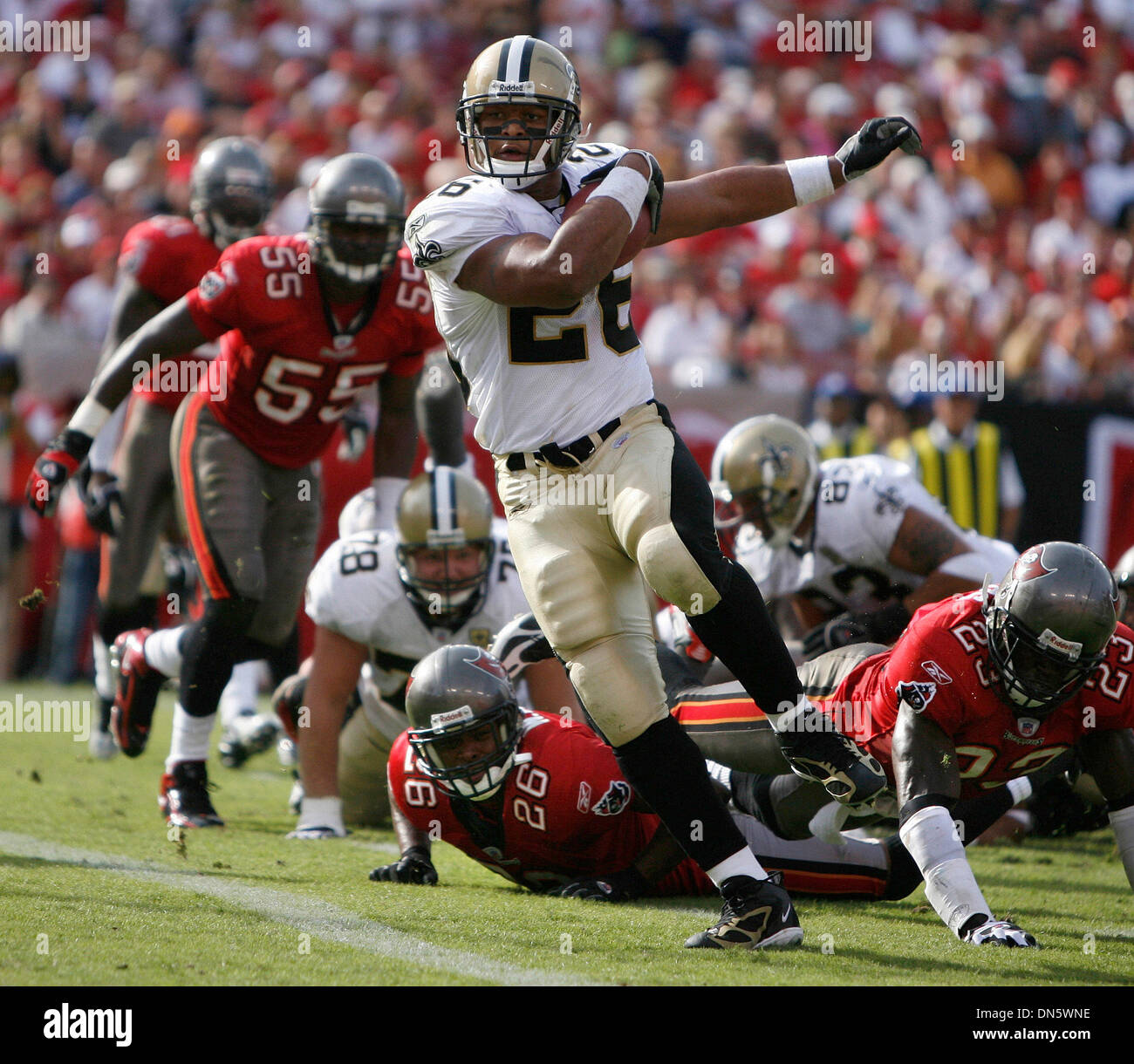 CAPTION: (Tampa 11/05/06) (photo 1 ) Deuce McAllister (26) goes up the ...
