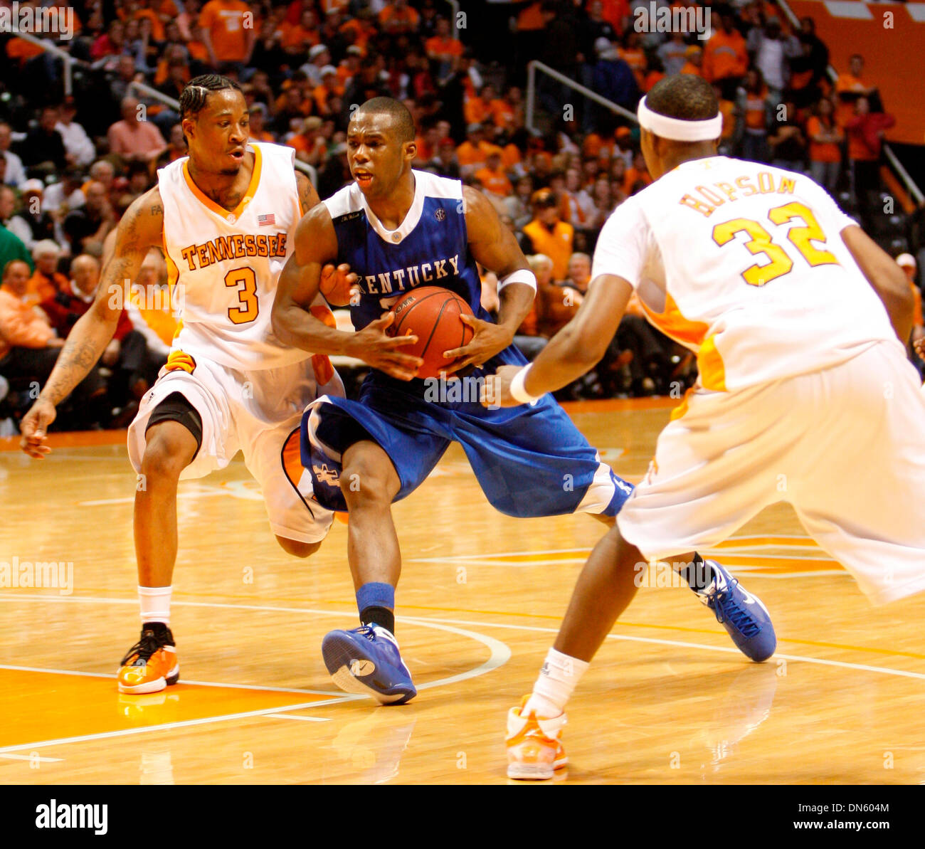 Tennessee's Bobby Maze, left and teammate Scotty Hopson guarded ...