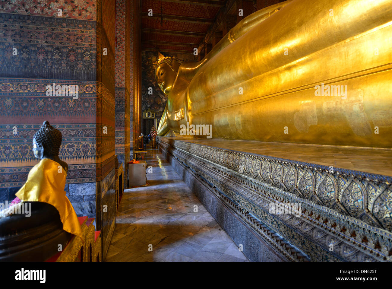Statue of the Reclining Buddha, Wat Pho temple, Bangkok, Thailand Stock ...