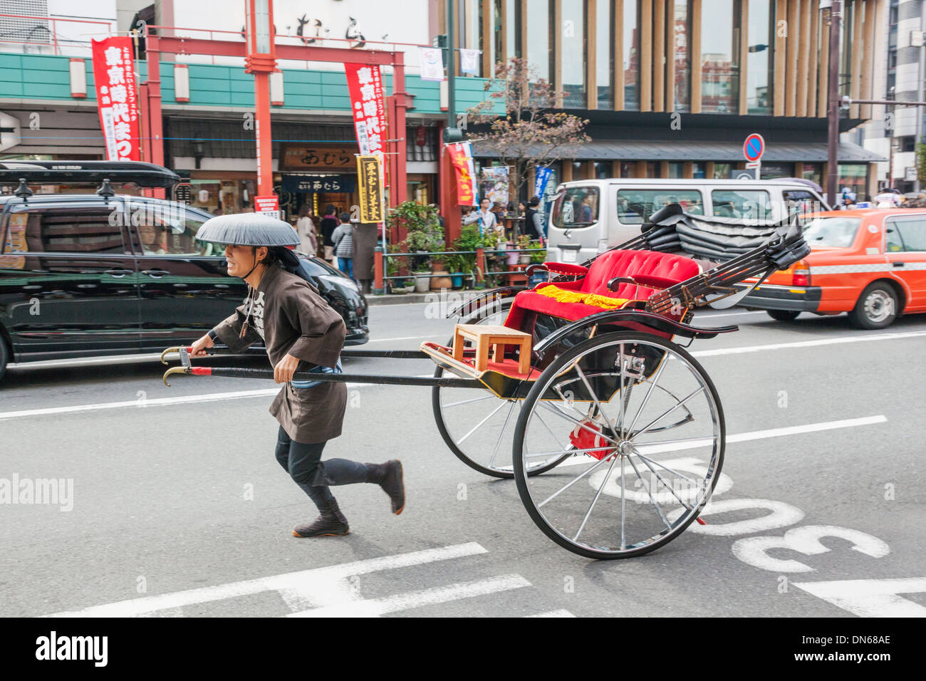 Man pulling empty rickshaw hi-res stock photography and images - Alamy