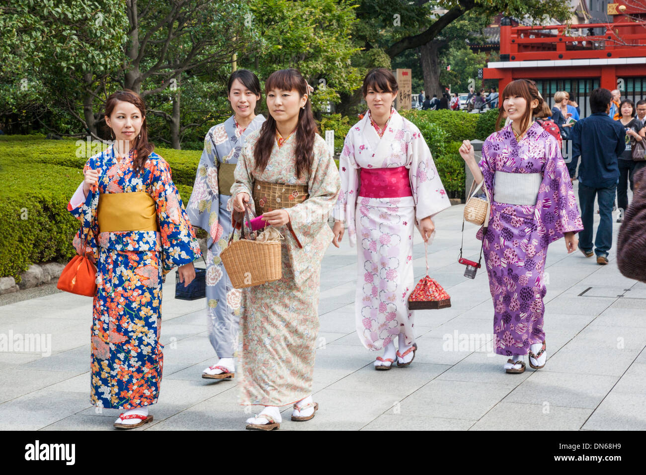 Japanese women wearing kimonos hi-res stock photography and images - Alamy