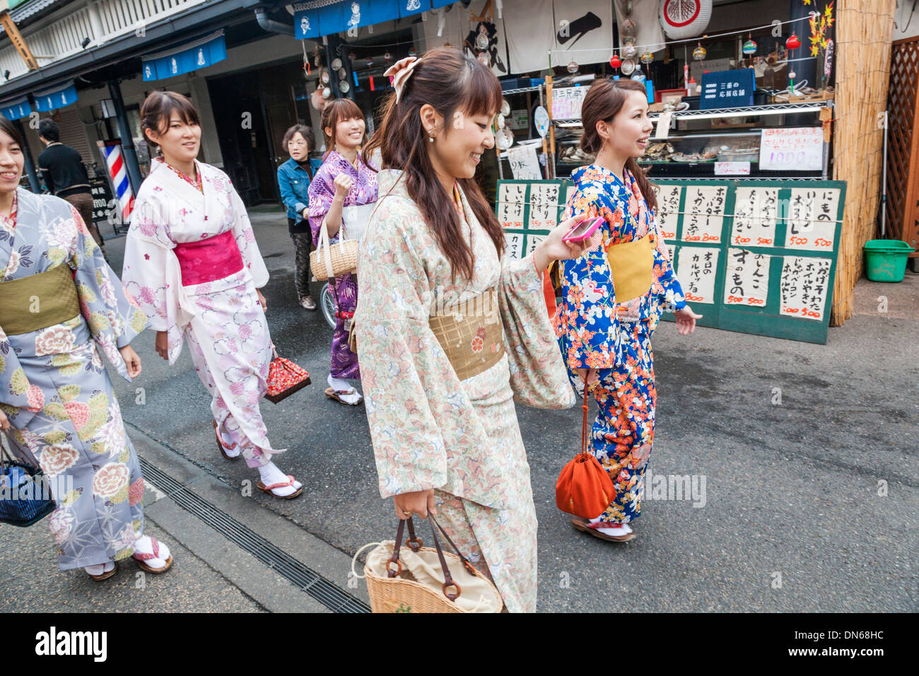 Japanese women wearing kimonos hi-res stock photography and images - Alamy