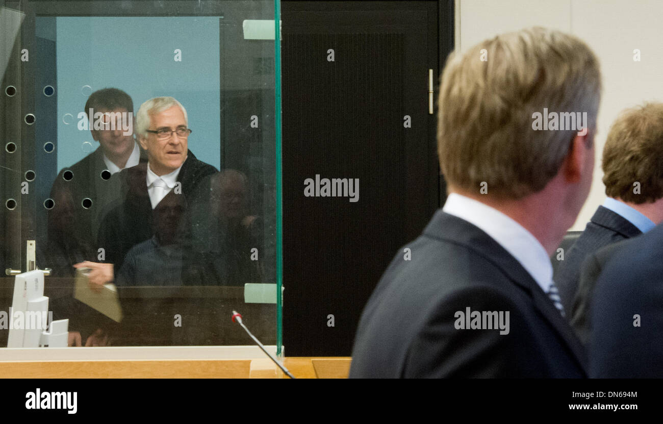 Hanover, Germany. 19th Dec, 2013. Chief judge Frank Rosenow (2ND-L ...
