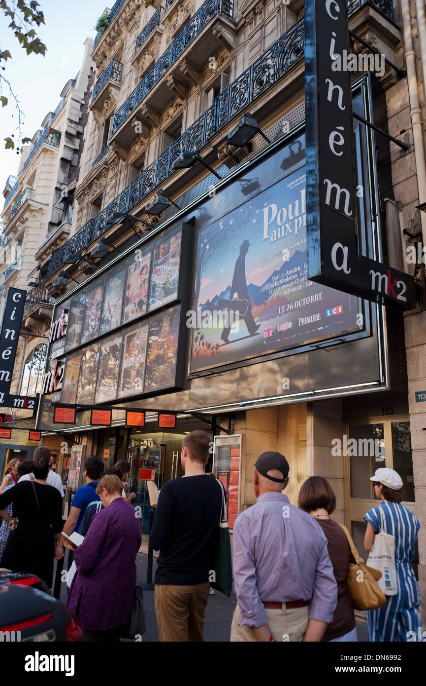 People waiting outside movie theater hi-res stock photography and ...