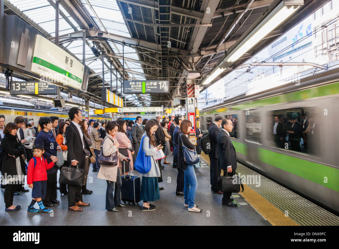 Tokyo crowds passengers hi-res stock photography and images - Alamy