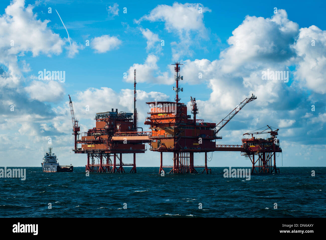 Production platform hi-res stock photography and images - Alamy