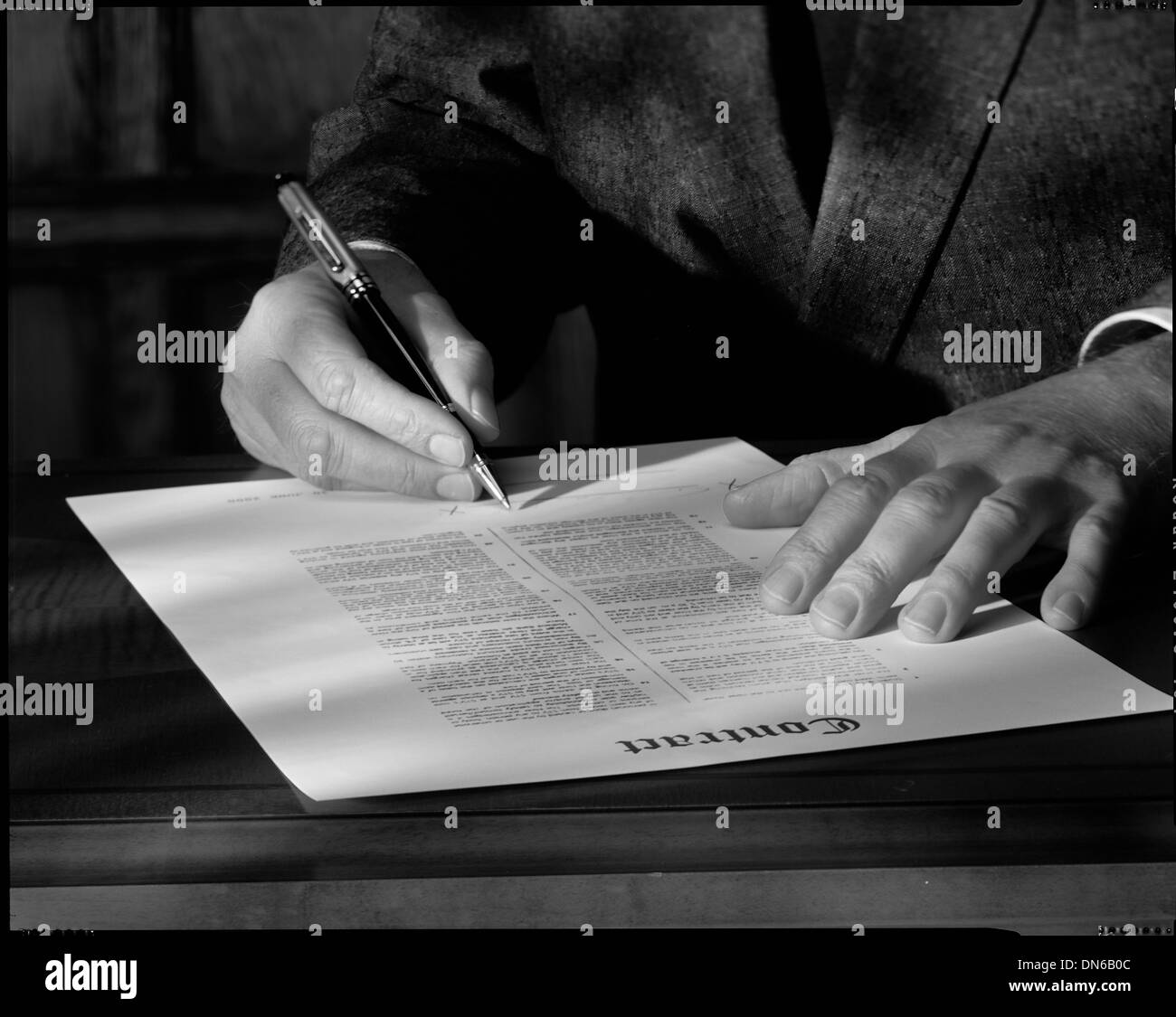 Man signing a contract Stock Photo - Alamy