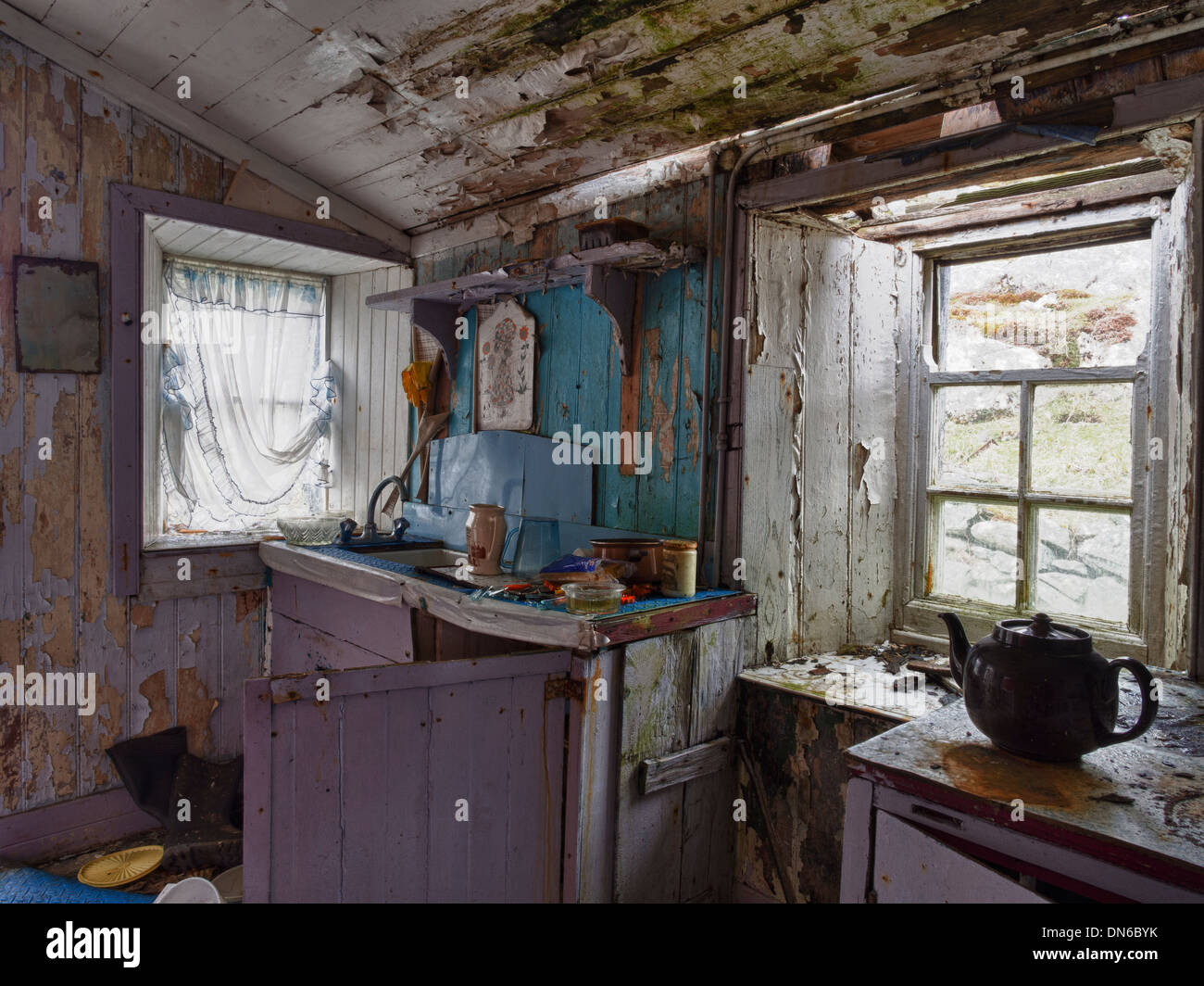 Derelict kitchen hi-res stock photography and images - Alamy