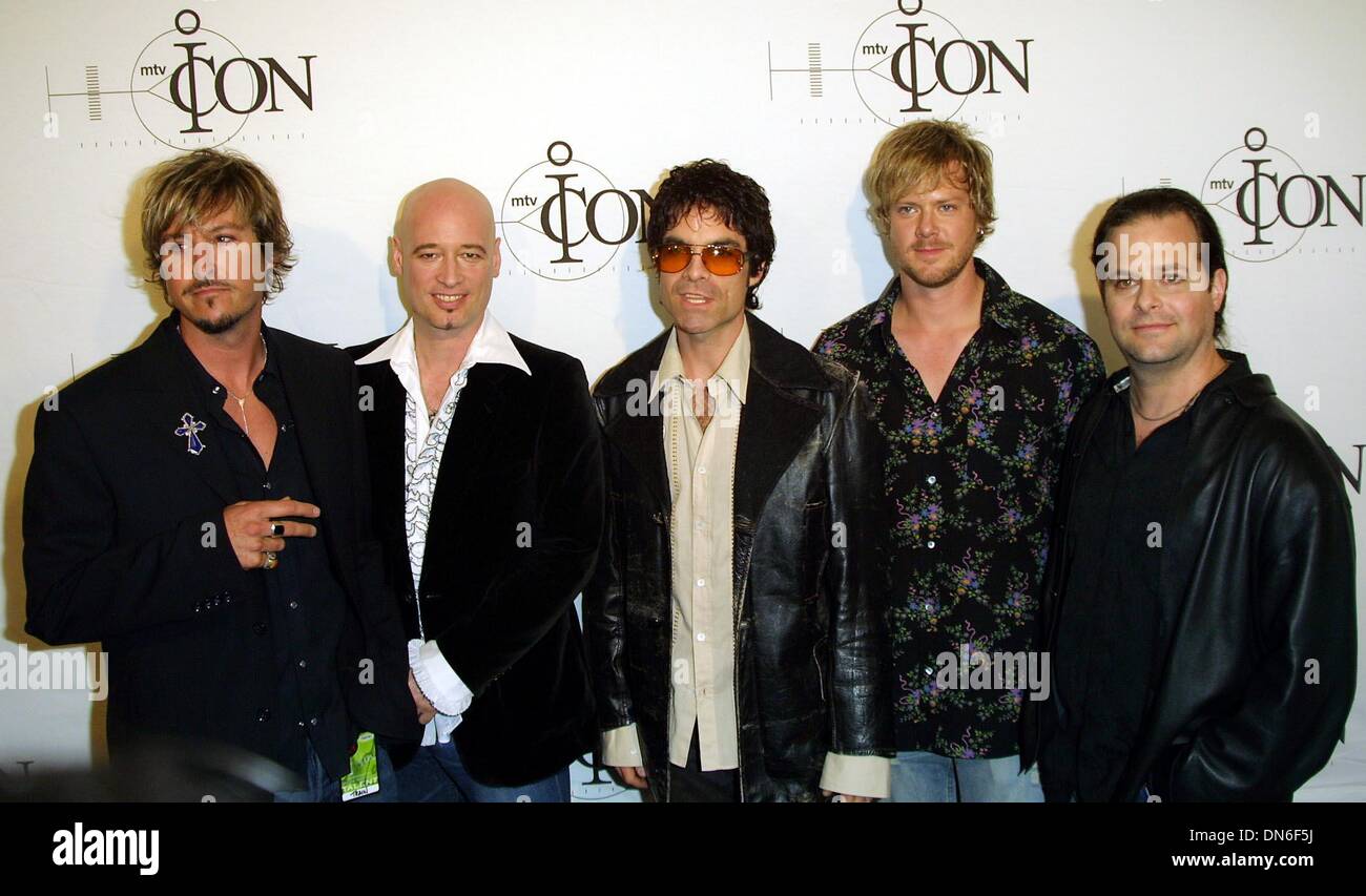 Train lead singer pat monahan hi-res stock photography and images - Alamy